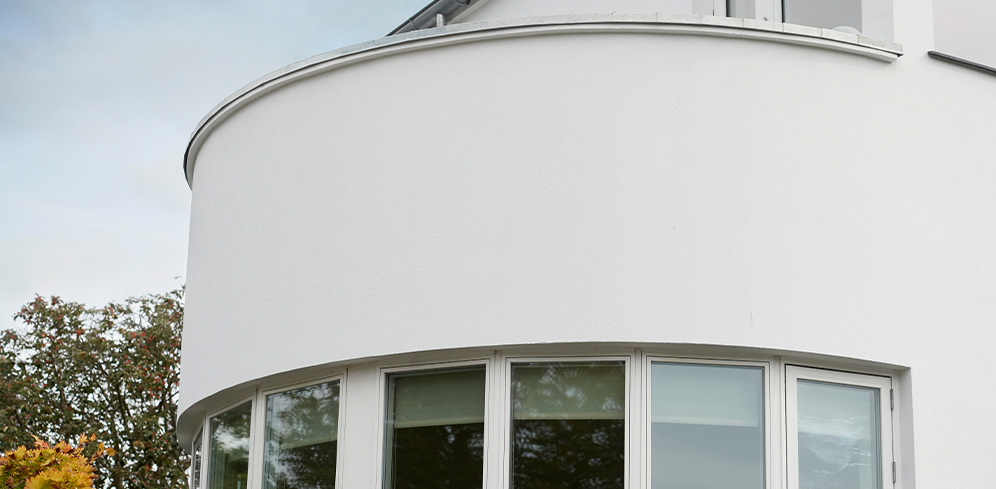 Funkisvilla med funklende hvid facade og perfekt indeklima