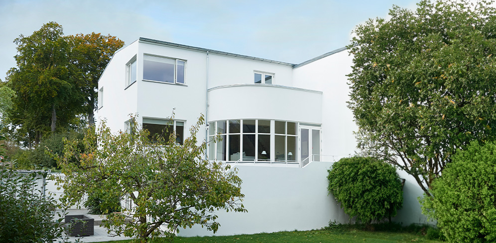 Funkisvilla med funklende hvid facade og perfekt indeklima